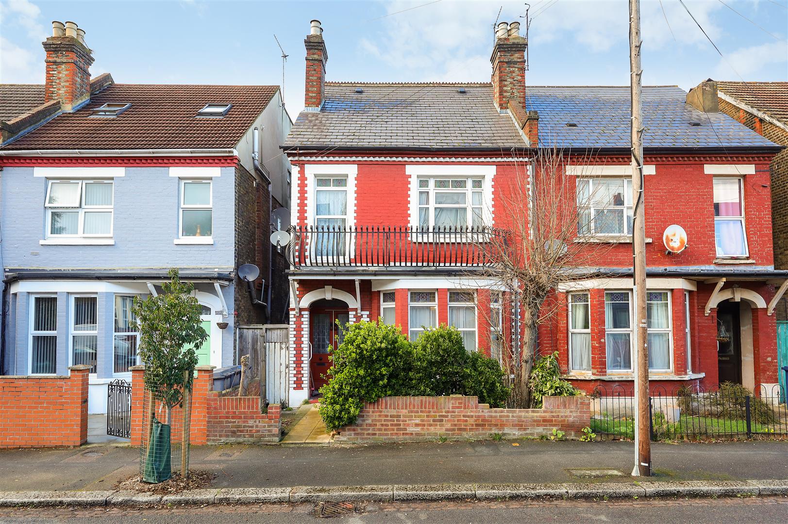 3 Bed, 2 Bath Property For Sale in Yew Grove, NW2